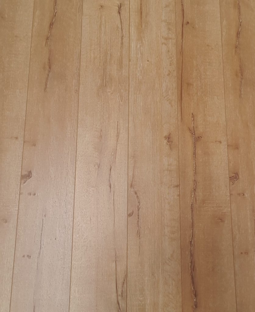 Classic Laminate California Oak Flooring 1215mm x 194mm x 12.3mm (1.6m2 ...